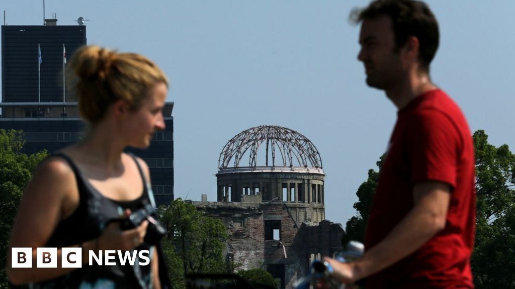 Hiroshima app shows tourists pre-bomb sights - BBC News