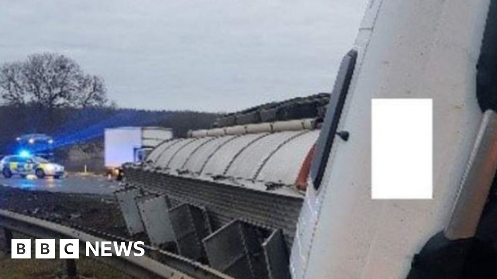 A1 crash: Overturned acid lorry causes travel disruption - BBC News