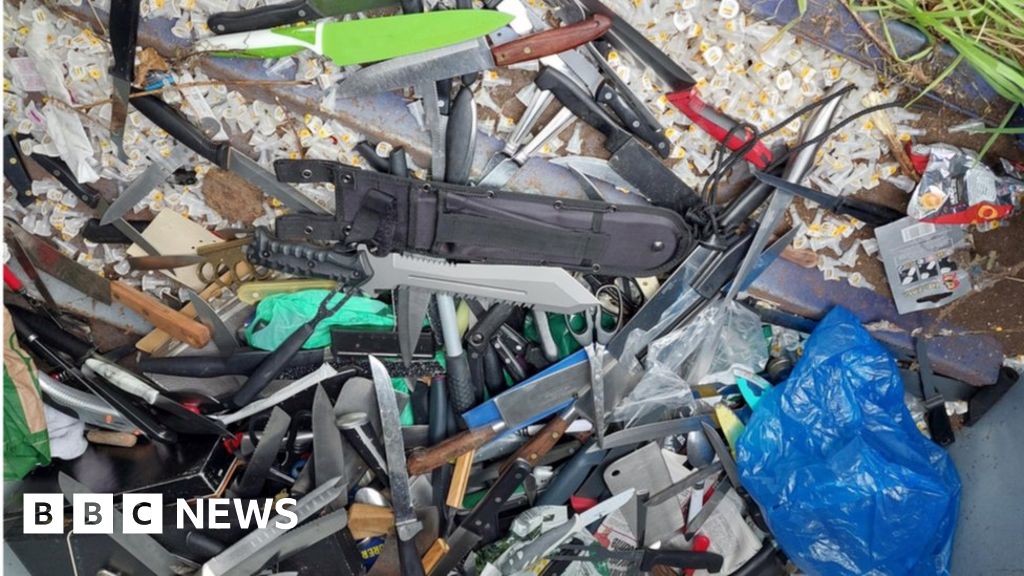 Bedfordshire Police recover 1,000 knives during amnesty - BBC News