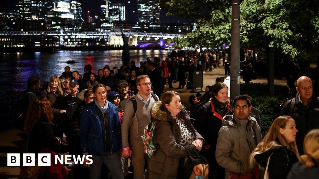 What the queue says about our relationship with royalty - BBC News