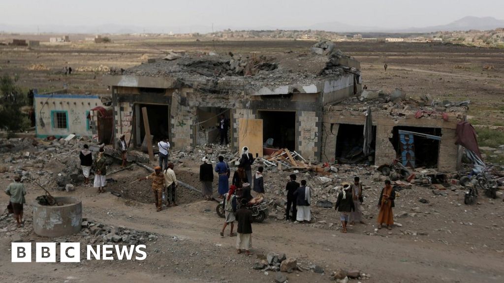 Yemen war: Air strike on hotel outside Sanaa 'leaves 30 dead' - BBC News