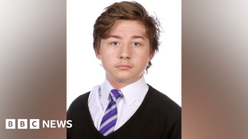 Gainsborough: River search for missing 15-year-old boy - BBC News