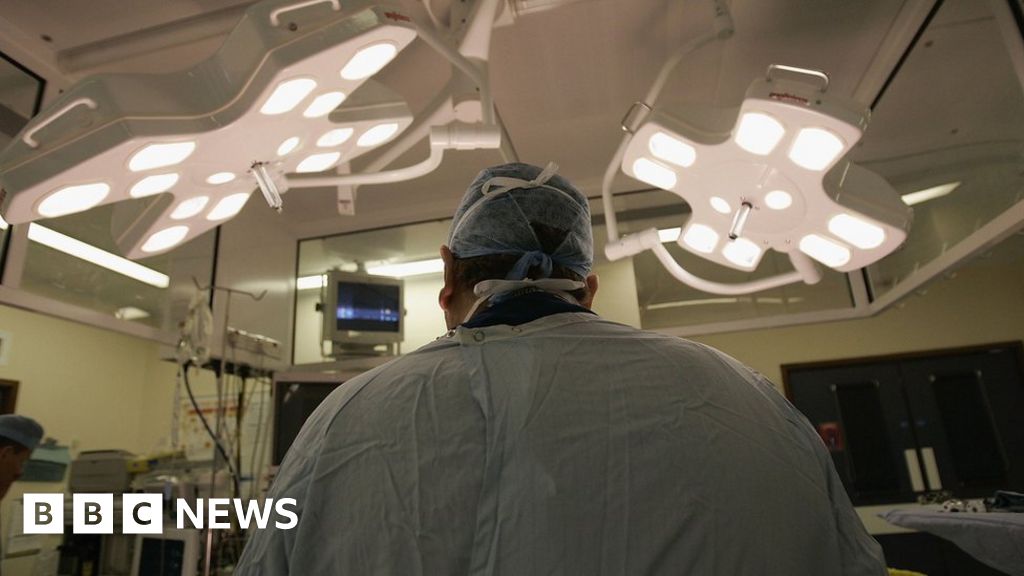 Patients' anger as 'botched surgery' doctor avoids tribunal - BBC News