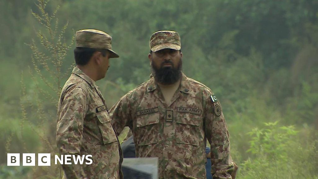 Kashmir conflict: Along tense India Pakistan Line of Control - BBC News