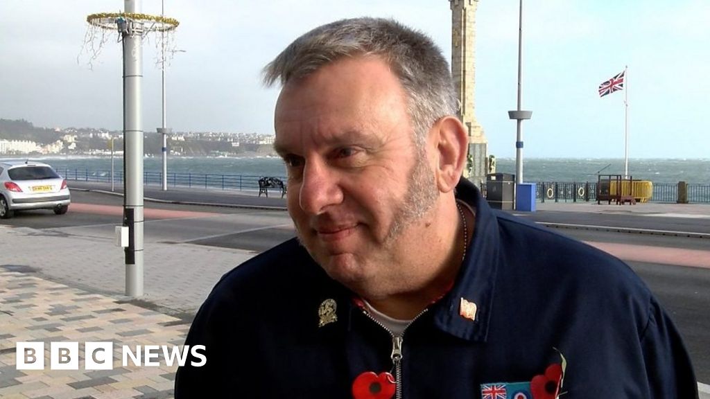 Cross laid on Armistice Day for fallen Isle of Man pilot - BBC News