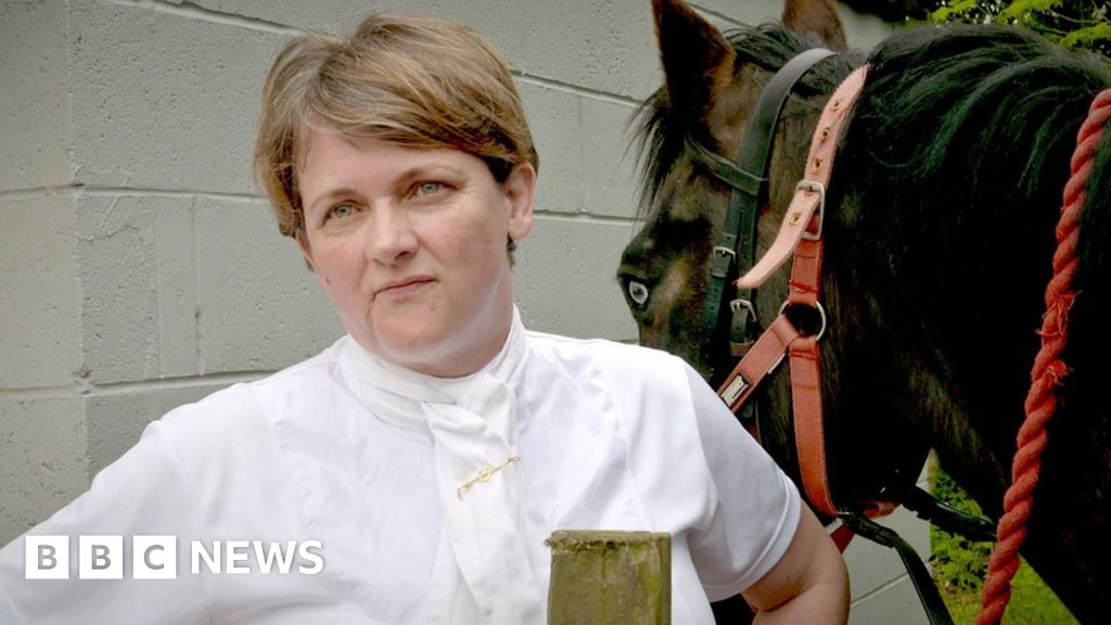 Hawick Common Riding: 'On the back of a horse we're all equal' - BBC News