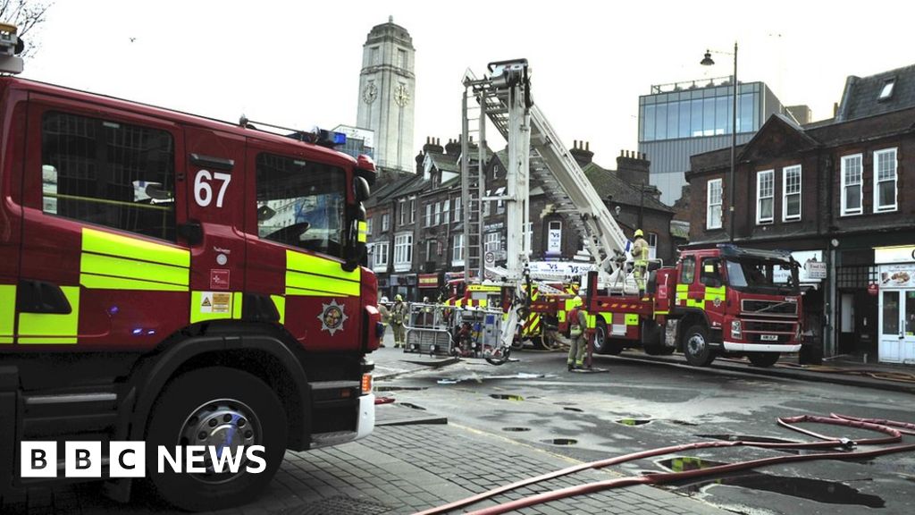 Luton town centre fire: Road closed for four hours - BBC News