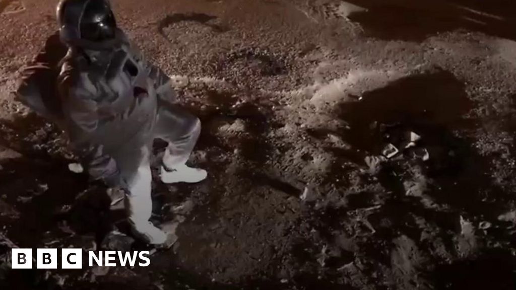 'Astronaut' explores India potholes - BBC News