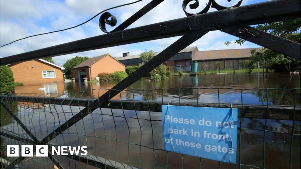 Wainfleet flooding: Clean-up 'could take months' - BBC News