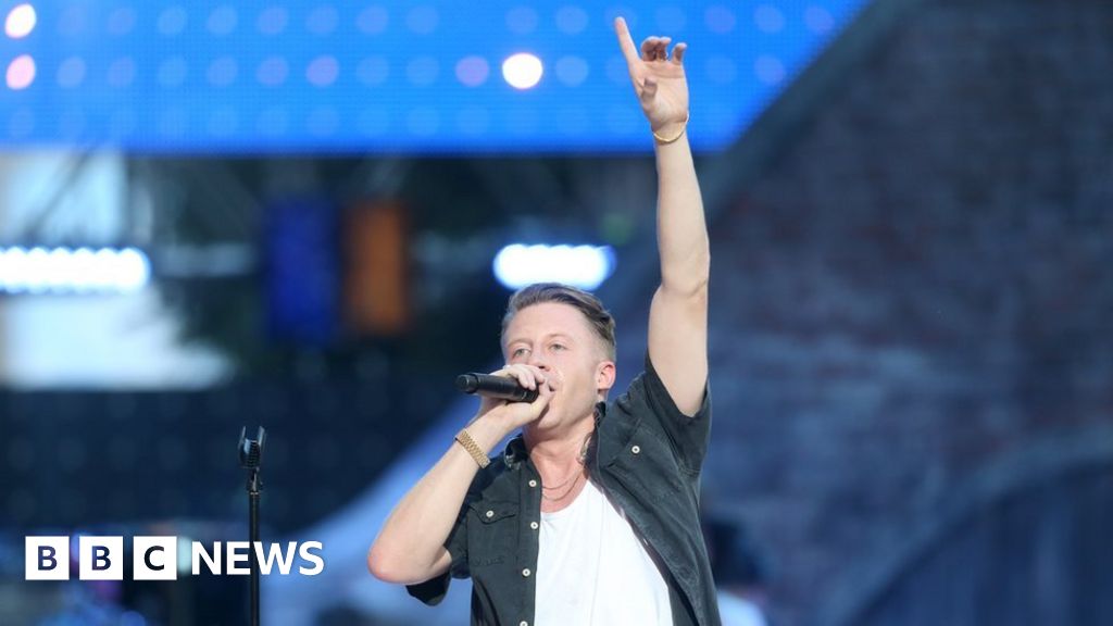 Do white rappers benefit from 'white privilege'? - BBC News