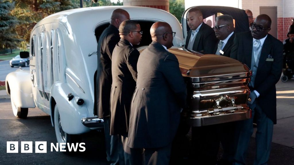 Aretha Franklin: Stars and fans gather for funeral - BBC News