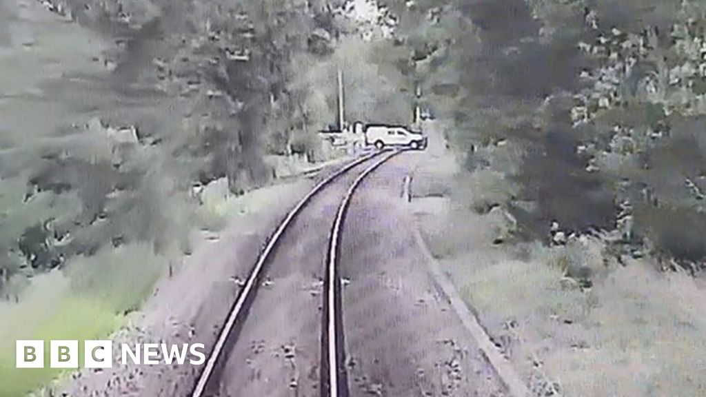 Signalling error caused near miss at Suffolk rail crossing - BBC News