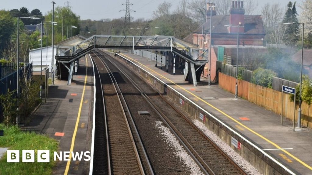 Rail damage causes Southampton and Bournemouth train disruption - BBC News