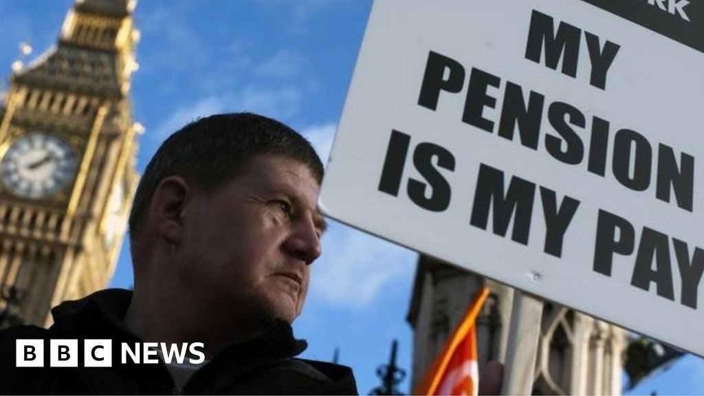 'Tough' year for final salary pensions - BBC News