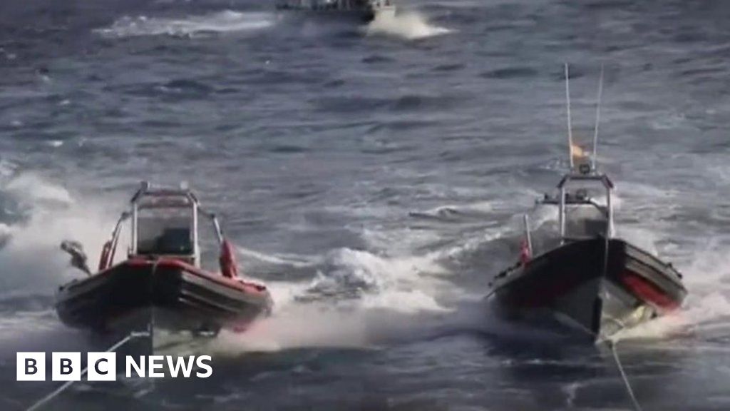 Migrant rescue ship challenged by Libyans - BBC News