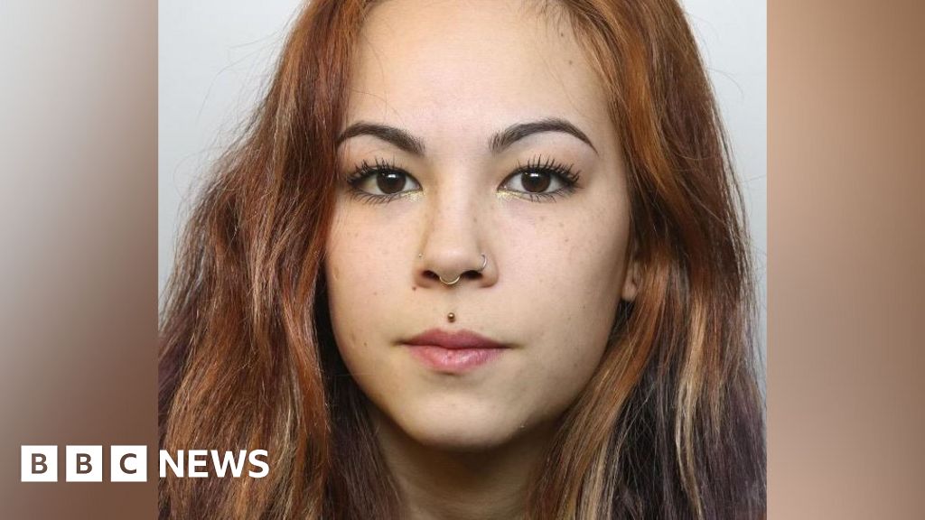 Woman jailed after kicking Bristol riot police - BBC News