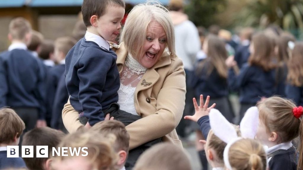 Covid-19: Primary pupils and years 12-14 return to school - BBC News