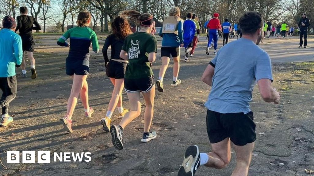 Leeds Parkrun attendees mark White Ribbon Day in Woodhouse Moor - BBC News