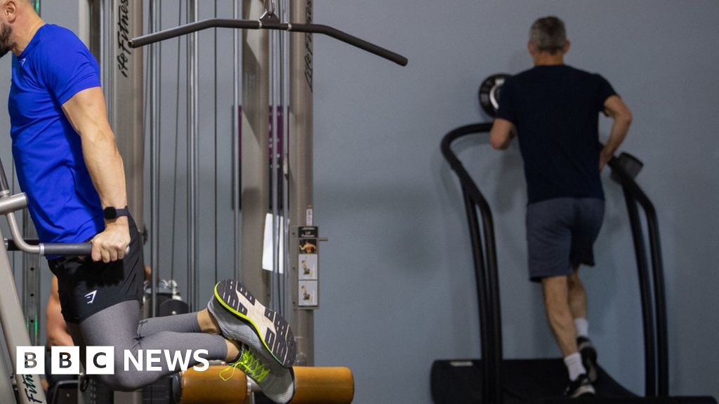 Covid-19: Lancashire pubs and gyms among lockdown breaches - BBC News