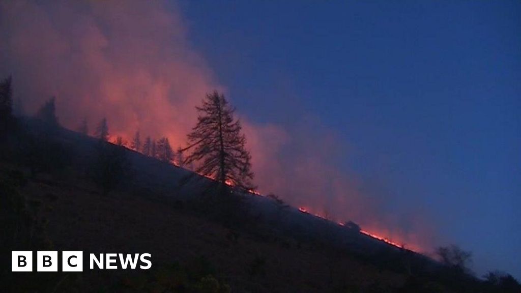 Glyndyfrdwy mountain fire: Man rescued from tractor - BBC News