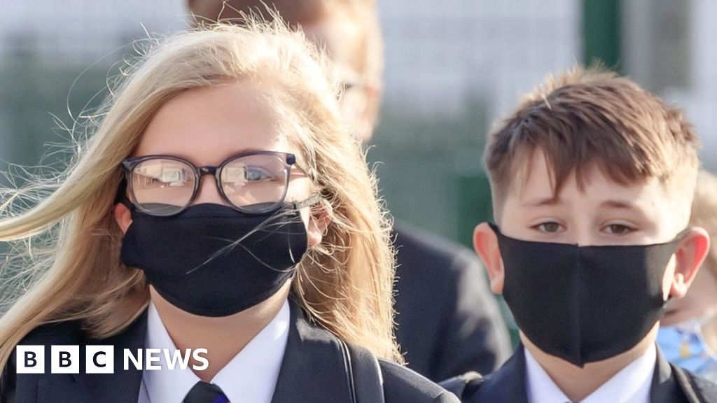 Covid-19: Trafford schools asked to bring back masks - BBC News