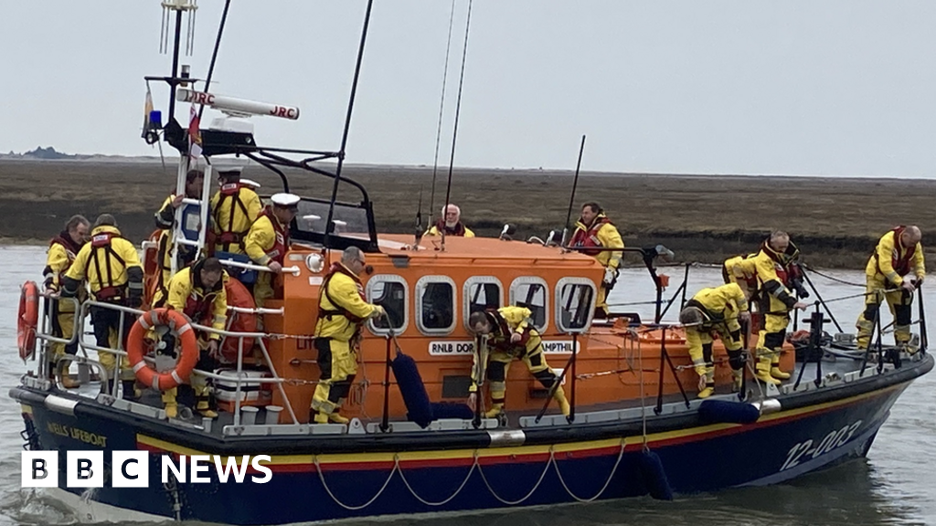RNLI Wells lifeboat: Crowds watch as vessel retires after 33 years