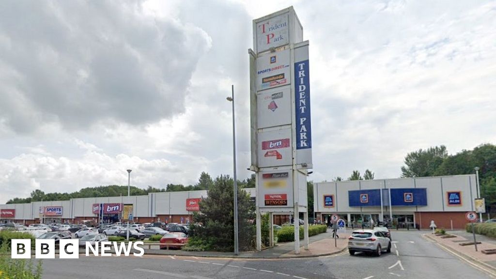 Runcorn attack: Woman punched and kicked by group - BBC News