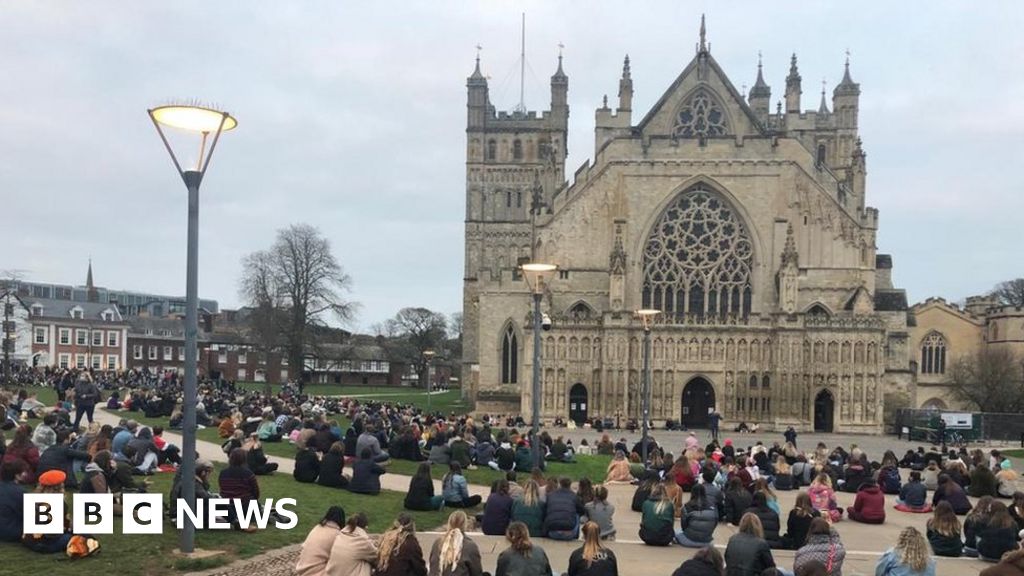 Sarah Everard vigil: Hundreds gather at Exeter Cathedral - BBC News