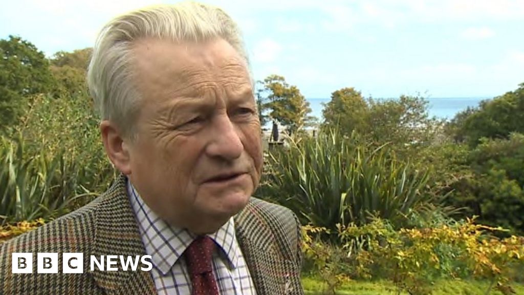 Lord Elis-Thomas: 'It's not about me' - BBC News