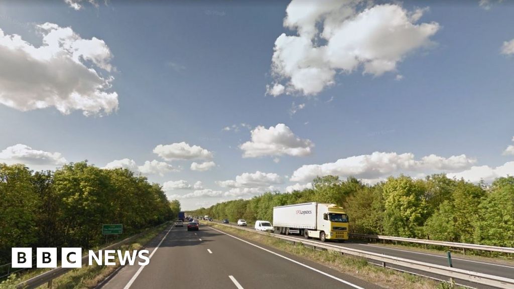 Passenger dies after Abingdon A34 crash - BBC News