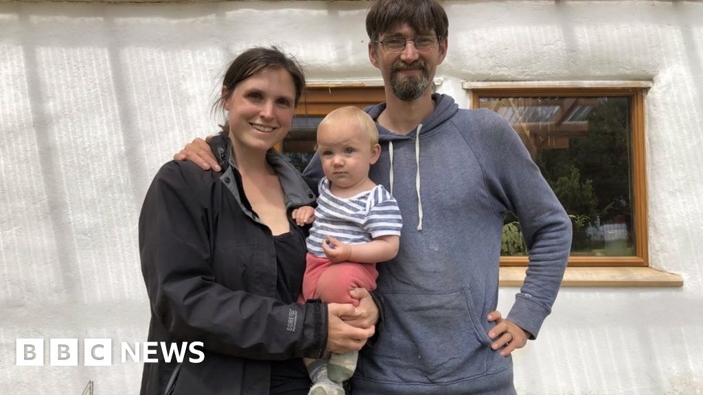 Climate change: '10,000 families could live off-grid' - BBC News