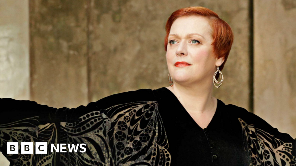 Former Nottingham midwife's journey to opera stardom - BBC News
