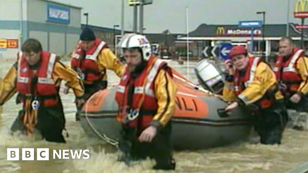The October floods of 2000 remembered 20 years on - BBC News
