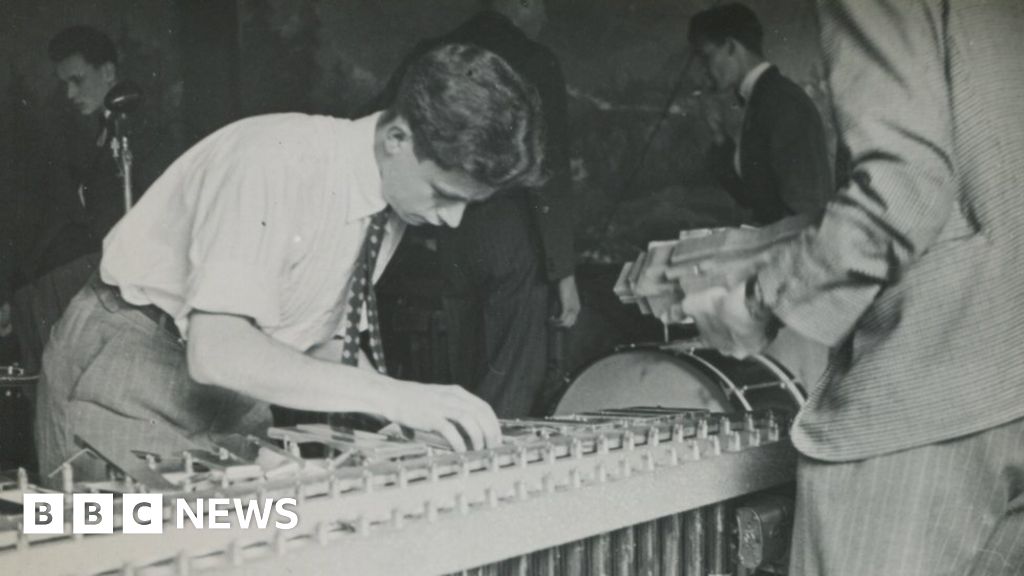 Musician Alan Grahame celebrates 90 years in show business - BBC News