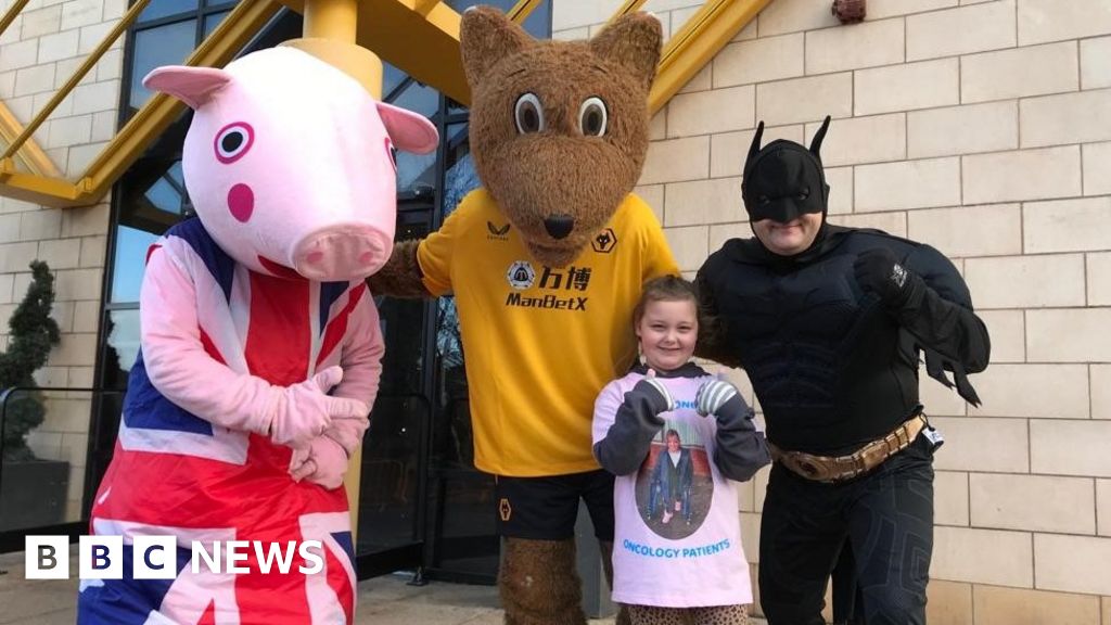 Schoolgirl's walk to aid fellow Wolverhampton hospital patients - BBC News