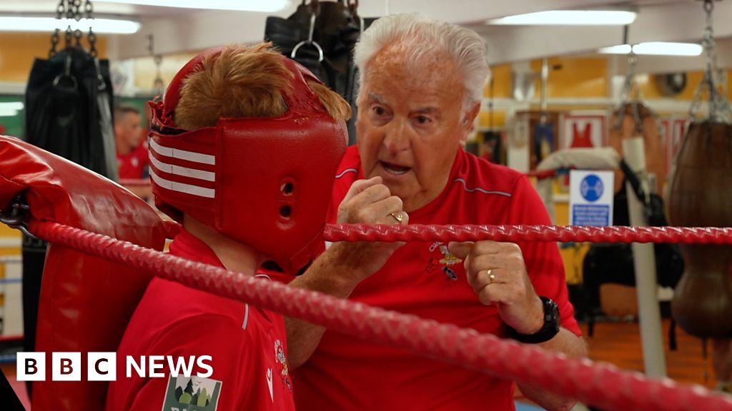 Boxing: Knockout Cwmbran coach, 87, won't throw in the towel - BBC News