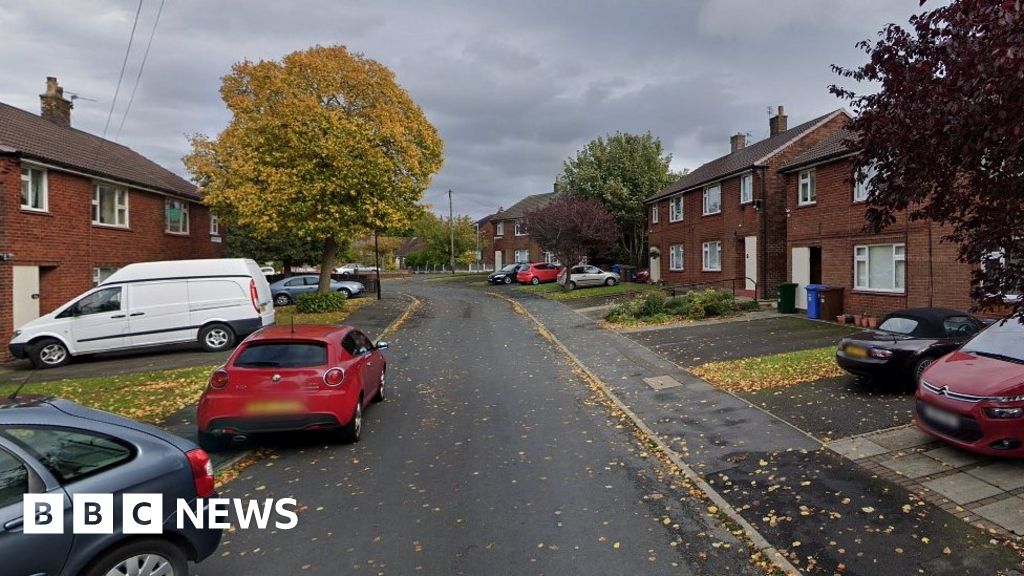 Chorley flat fire: Woman dies after being rescued from blaze - BBC News