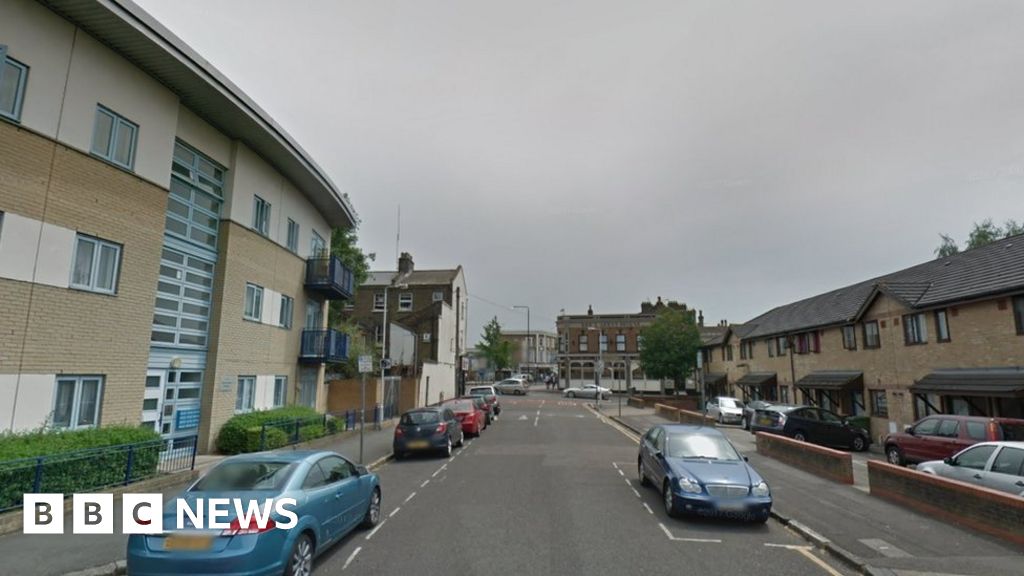 Man, 19, dies following Newham shooting - BBC News