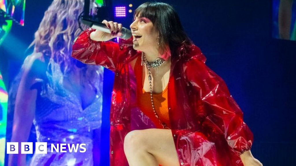 Anne-Marie and Charli XCX 'want fans to love their bodies' - BBC News