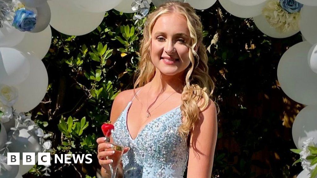 Scoliosis: 'I removed my back brace just in time for my prom' - BBC News