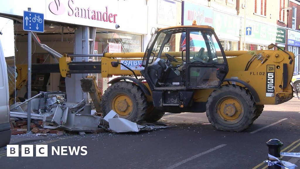 Digger used to ram-raid Santander in Leighton Buzzard - BBC News