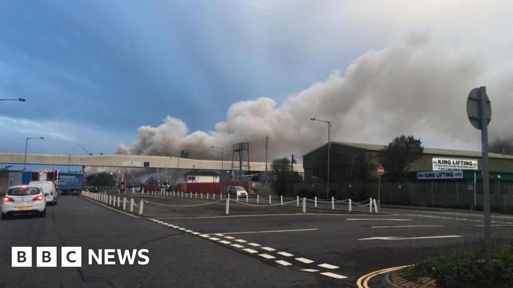 Avonmouth Docks scrap metal fire sends smoke over M5