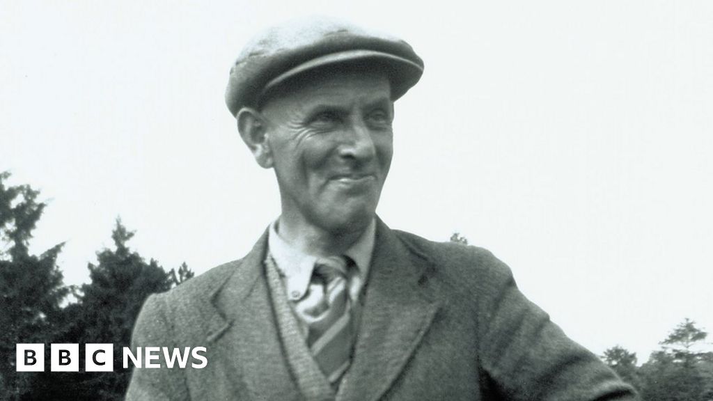 Sutton Hoo: Blue plaque unveiled at home of Basil Brown - BBC News