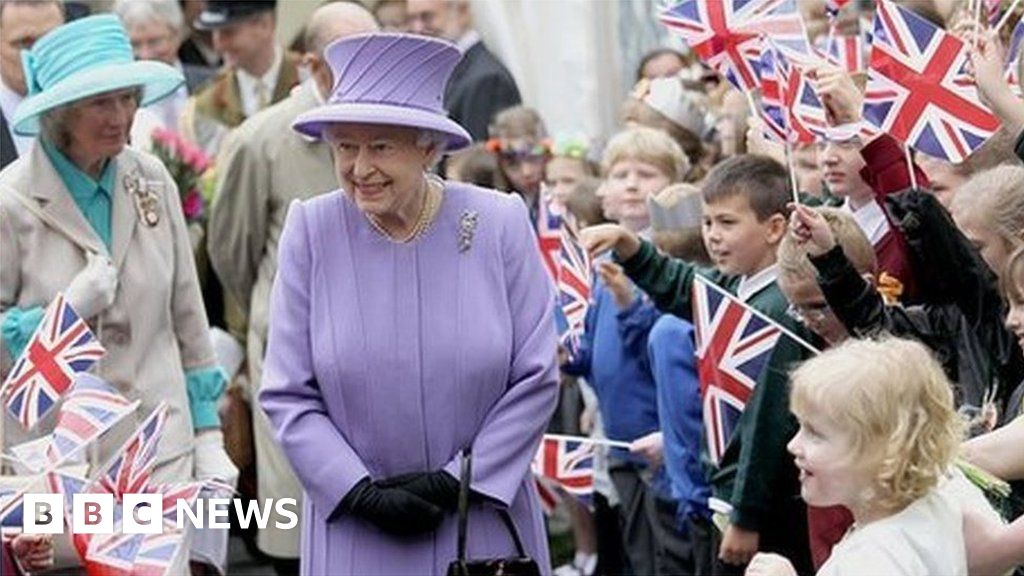Queen Elizabeth II: Gloucester mosque pays tribute to the Queen