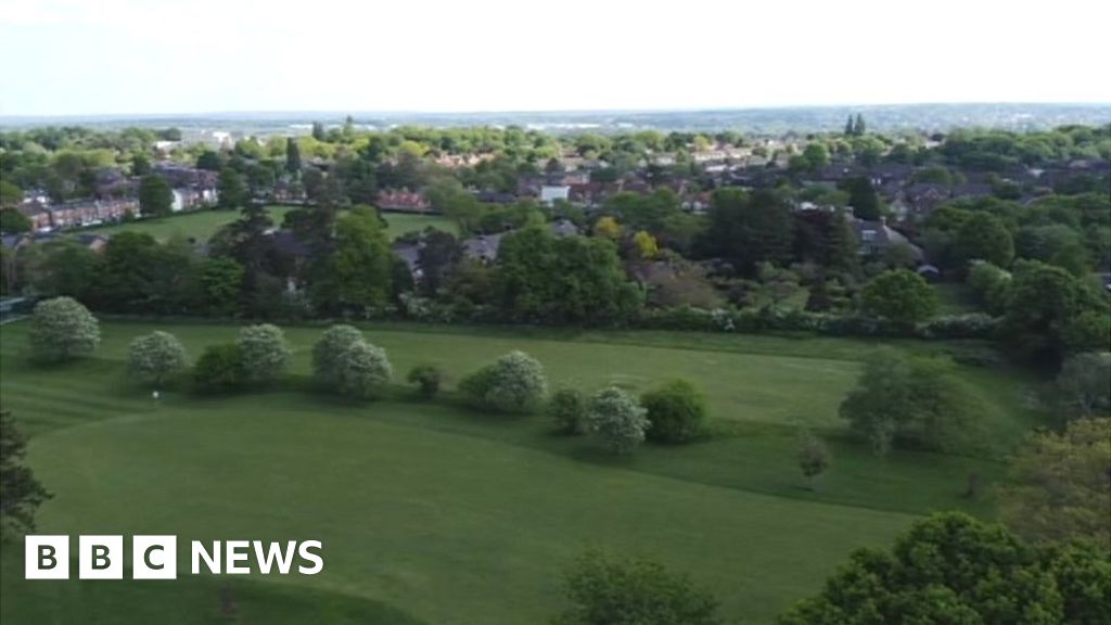 Reading Golf Club homes plan moves forward - BBC News