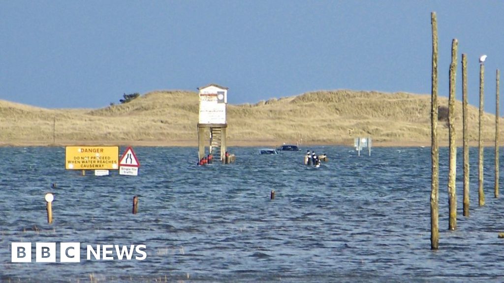 Holy Island causeway: Crossing signs 'vandalised' ahead of rescue - BBC News