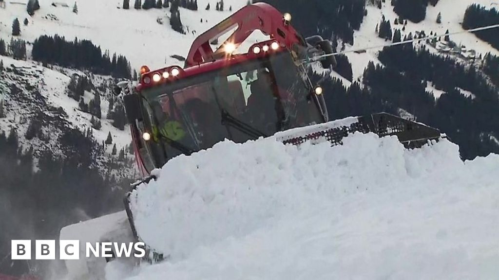 Heavy snowfall shutters Swiss ski resorts - BBC News