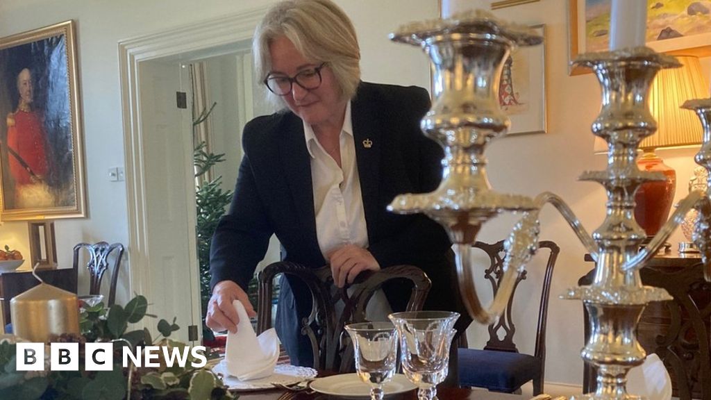 Three Guernsey people named in New Year Honours - BBC News