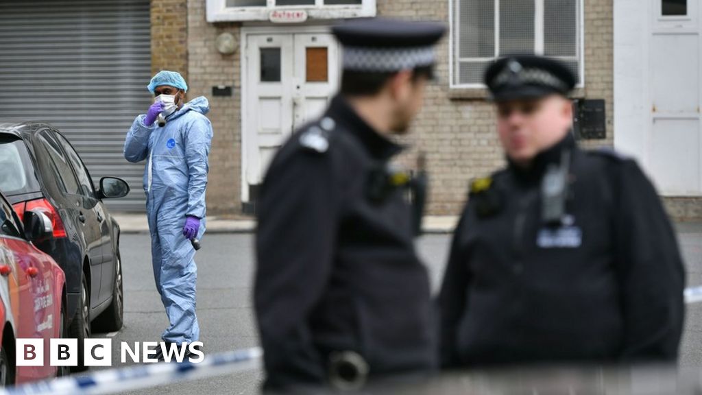 Southwark murder: Teen stabbed to death after chase - BBC News