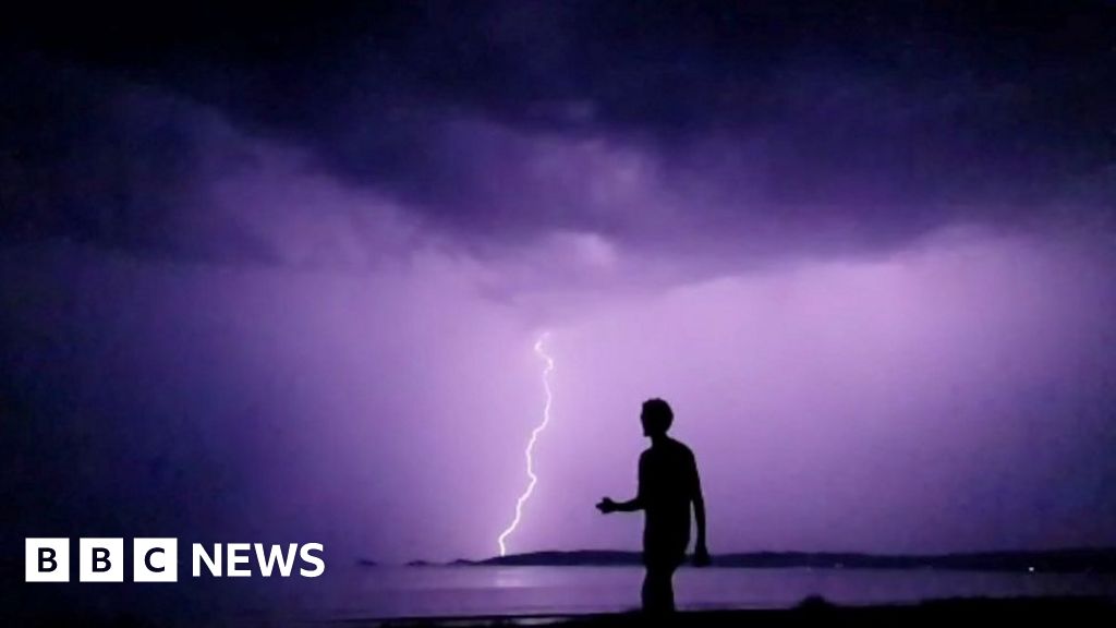 Lightning strikes hit Wales after hot weather - BBC News